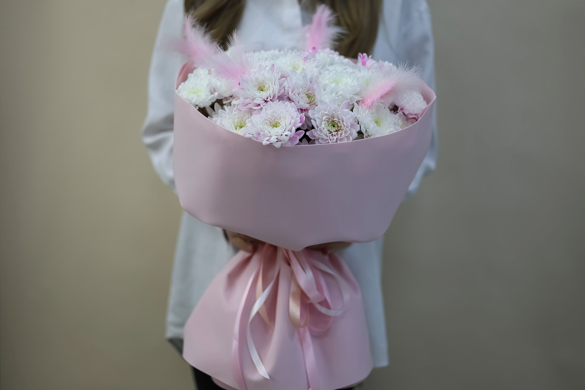 Нежный букет с Хризантемой кустовой и Перьями "Цветы 25 часов"