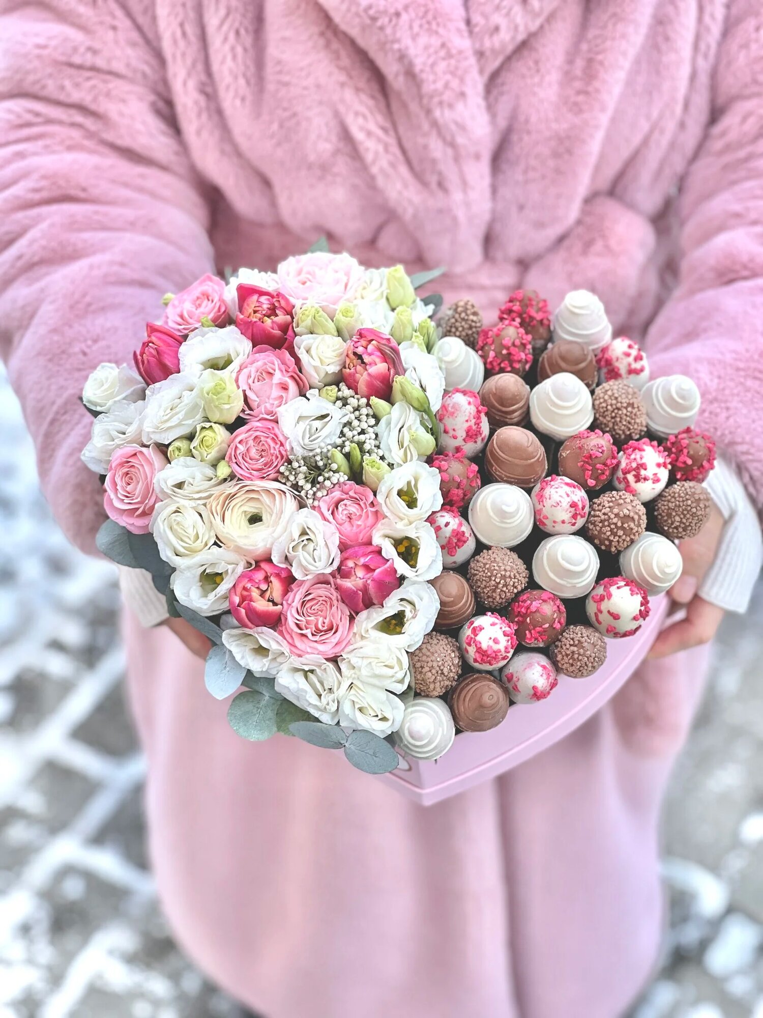 Коробка сердце с цветами и клубникой в белом и молочном шоколаде, малина, темный воздушный рис, Romance 2, 26 см