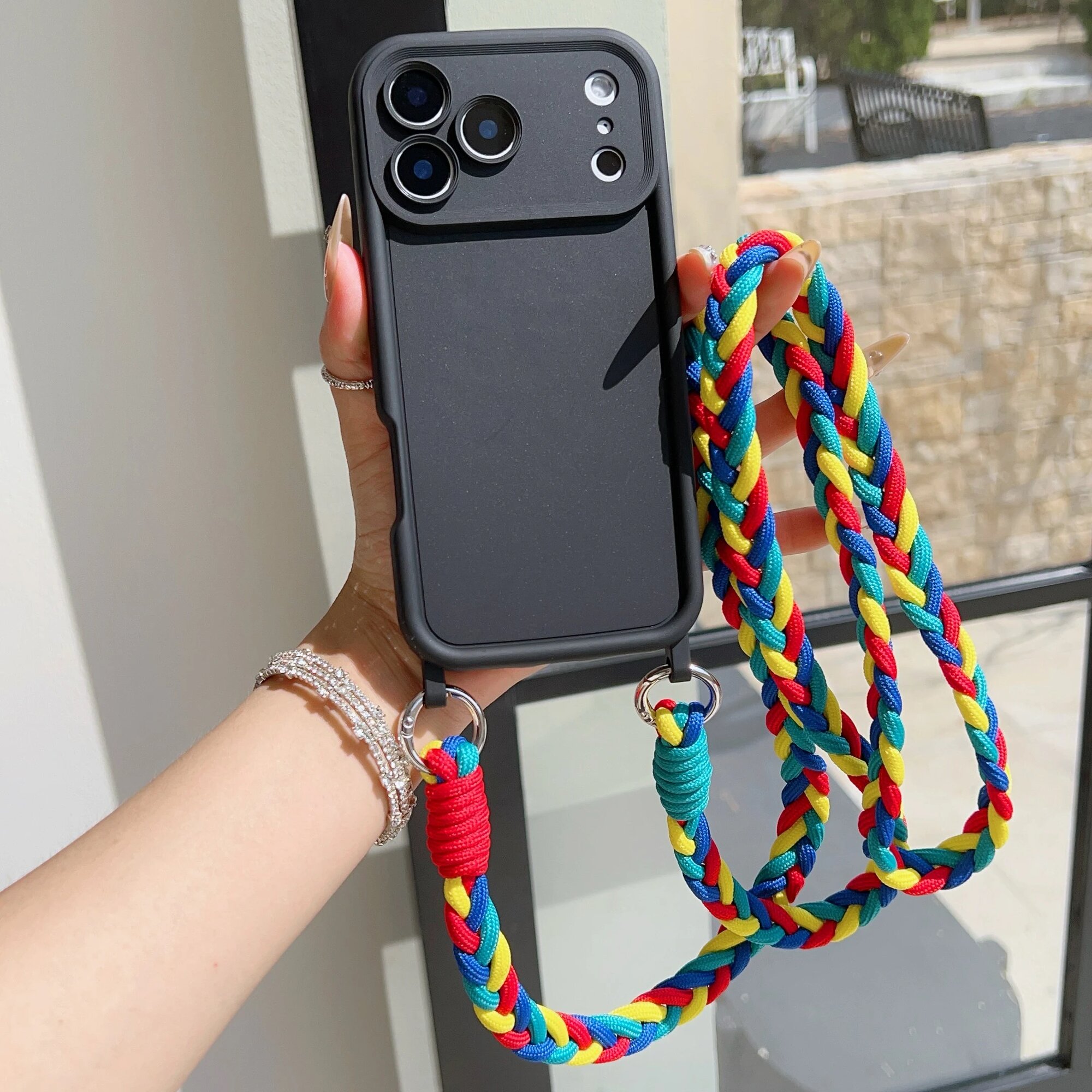 Черный чехол на iPhone 17 Pro Max с плечевым ремешком
