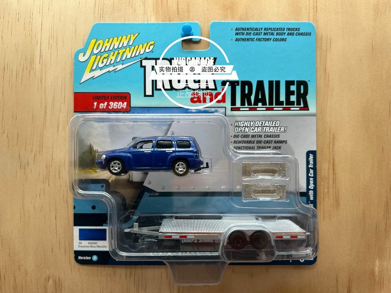 Johnny Lightning , литой автомобиль с прицепом 1:64(2006 Chevy HHR with Open Car Trailer Daytona Blue Metallic)