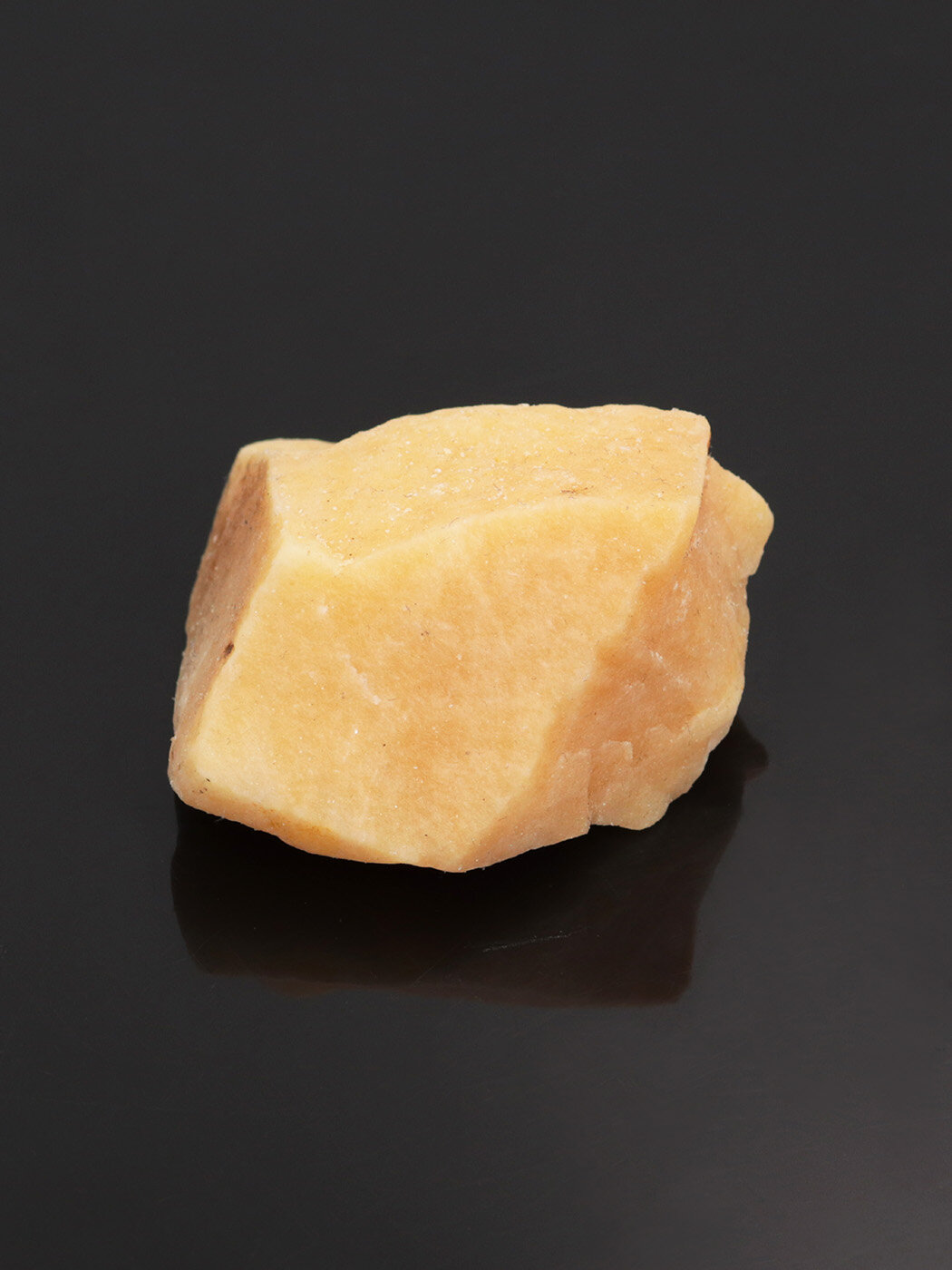 Кальцит Оранжевый необработанный, натуральный камень/минерал 15-20 г (2,4-3,4 см)