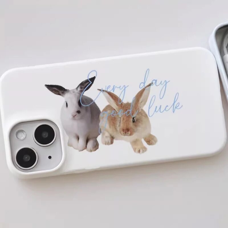 Чехол для iPhone 15 с кроликами, "Every day good luck"