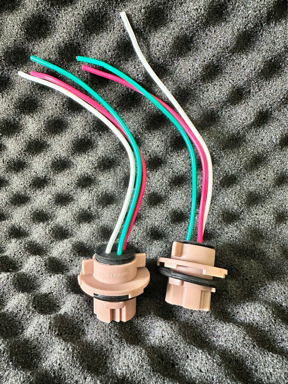 Патрон (2 шт) под лампу W21/5W T20 T20 (с проводами) пластик