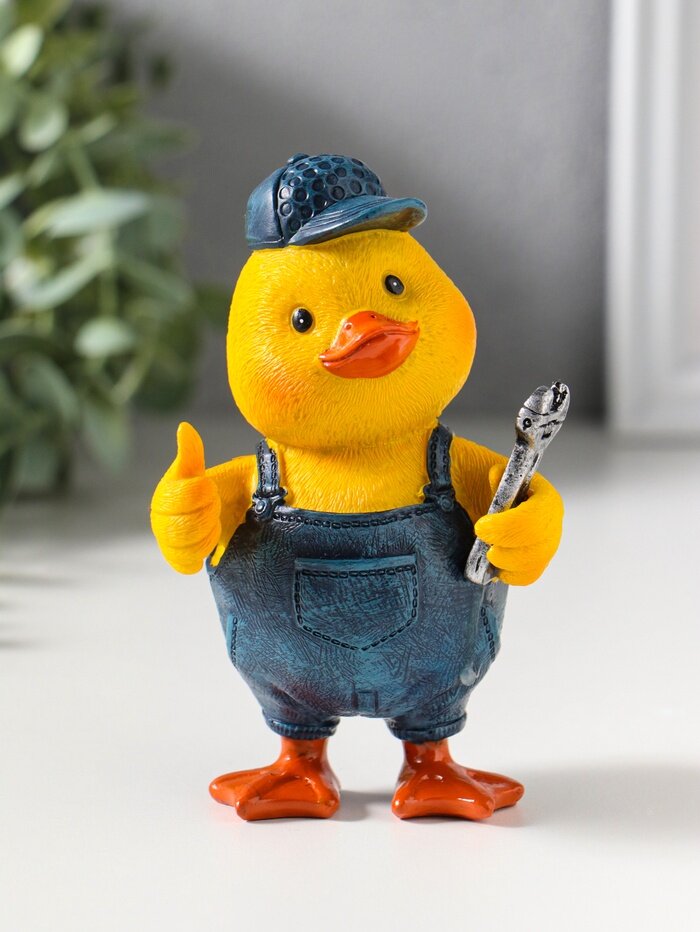 Фигурка полистоун лак «Жёлтый утёнок - мастер на все руки», 7.5×6.5×12 см