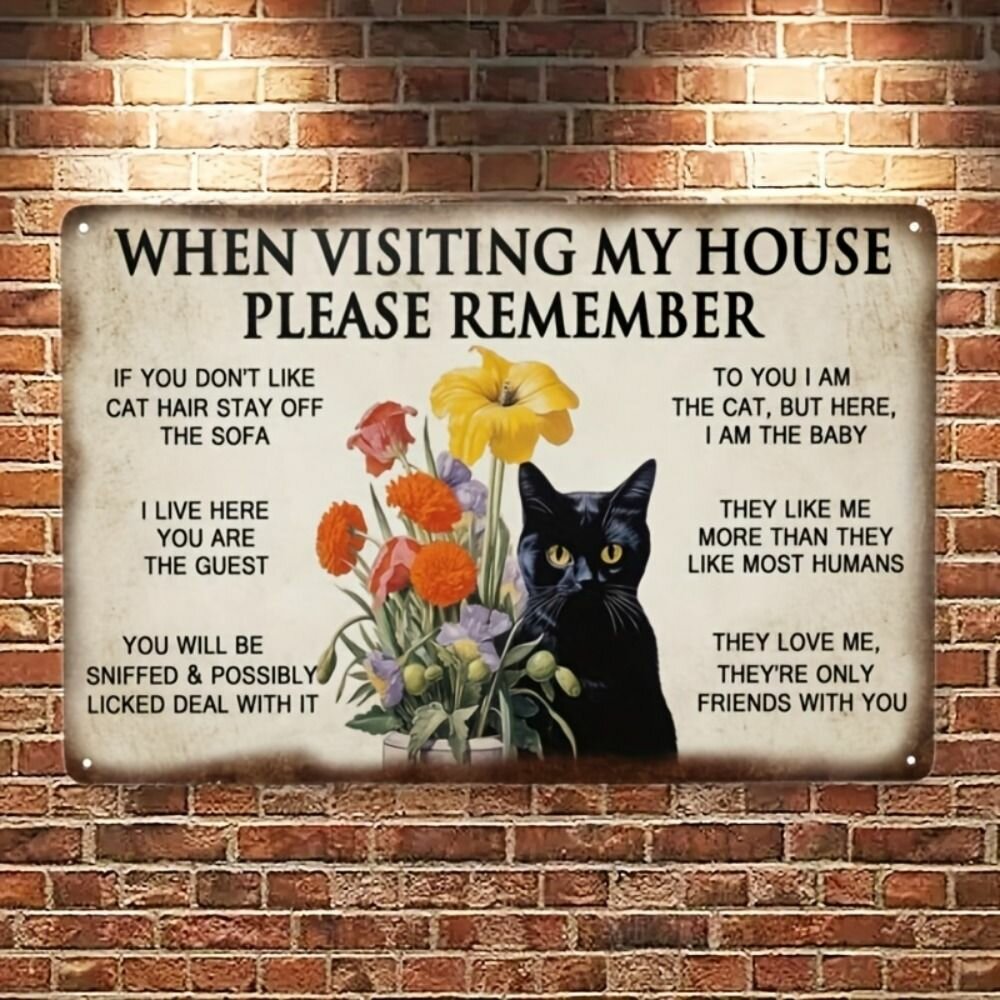Табличка Юмористическая табличка для гостиной "WHEN VISITING MY HOUSE PLEASE REMEMBER" (черный кот с цветами), 2D плоский, металл, декор для прихожей или гостиной.