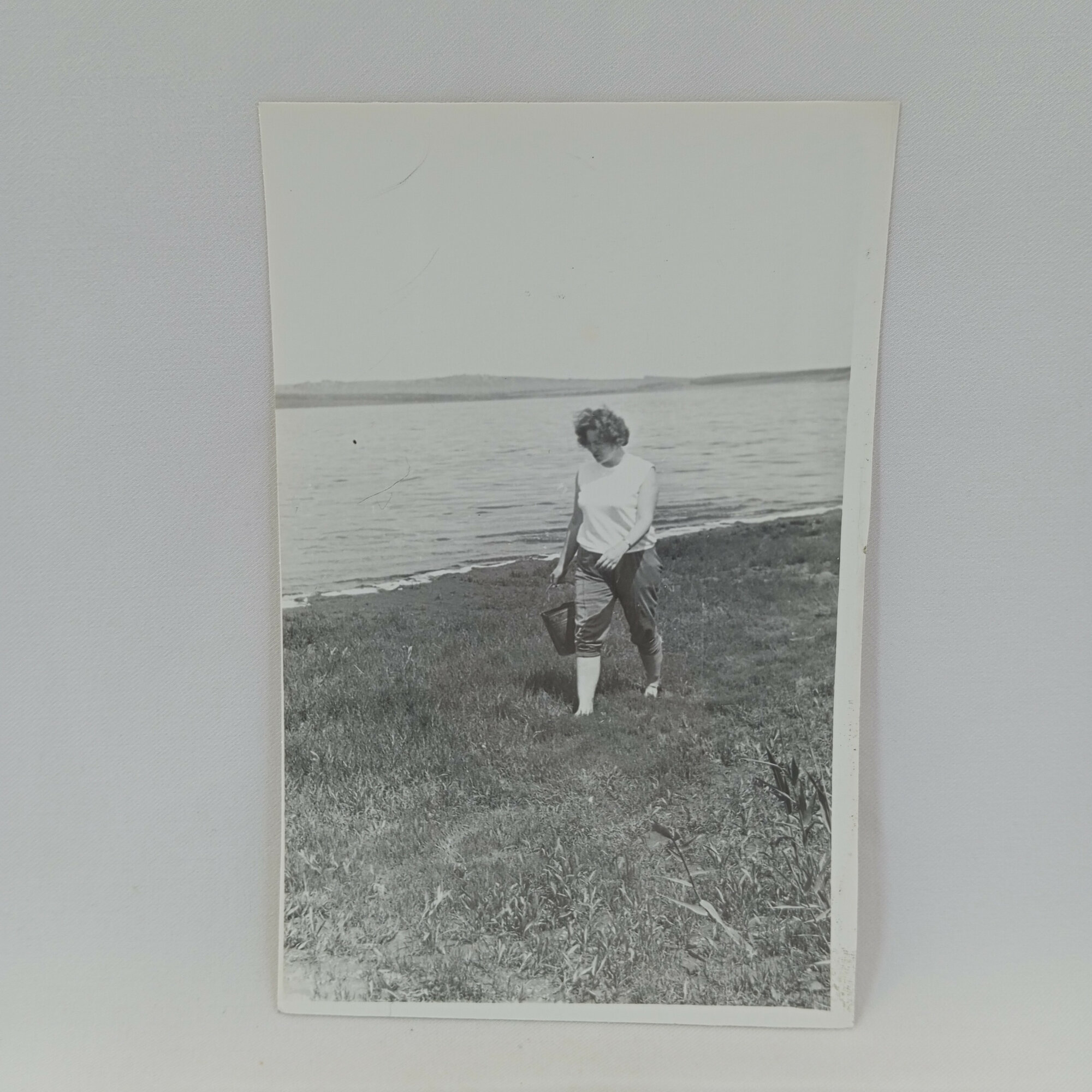 Фотография винтажная, СССР. Женщина у моря, авторская работа, черно-белый снимок