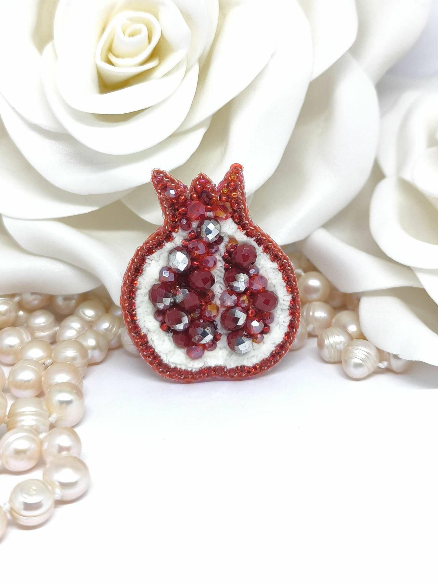 Брошь, стекло, стразы, бисер