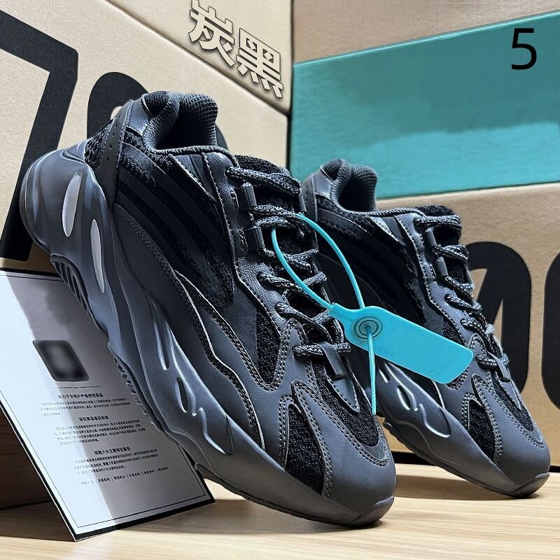 Кроссовки Yeezy 700, спортивные кроссовки в стиле "Dad Shoes".