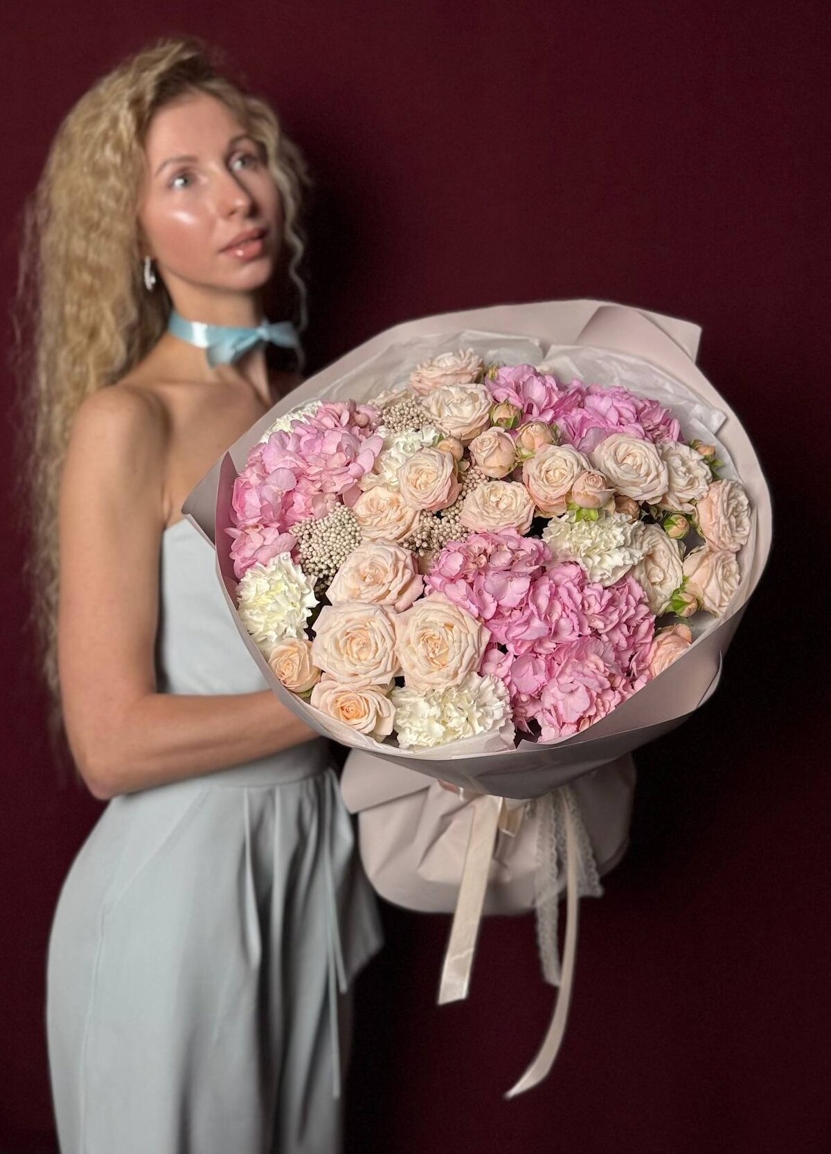 Авторский букет с гортензией и пионовидными розами на 8 марта