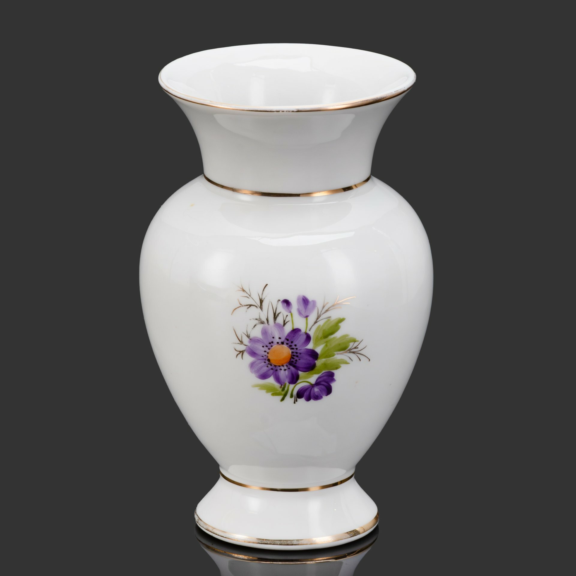 Ваза с цветочным декором, фарфор, роспись, Ленинградский фарфоровый завод (ЛФЗ)