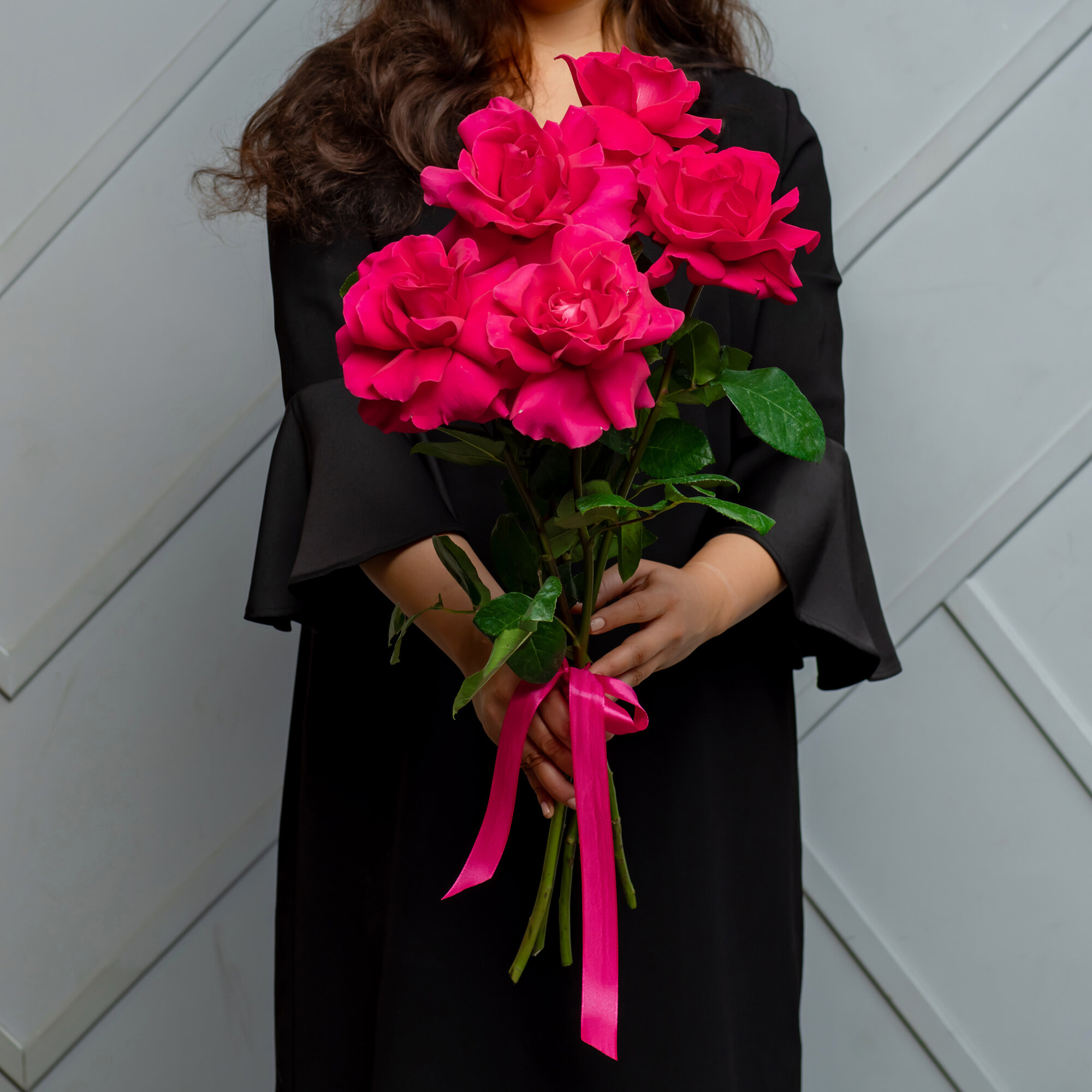 Букет живых цветов Flor-Pro Flowers из 5 малиновых эквадорских роз Пинк Флойд с атласной лентой