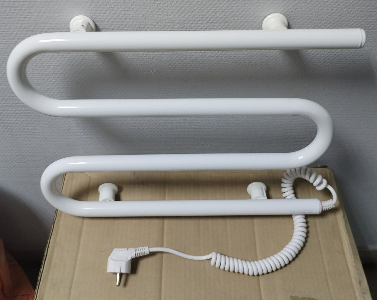 Полотенцесушитель электрический, настенный. Производитель Ekaplast (Польша)