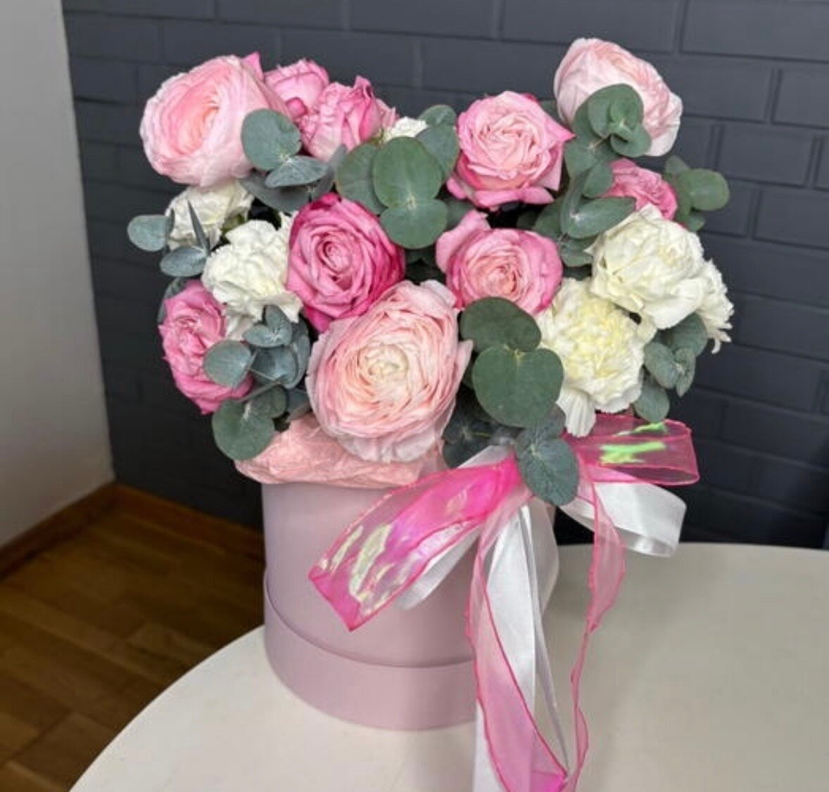 Цветочная композиция в коробке (ранункулюсы, диантусы, пионовидные розы Бомбастик, эвкалипт)