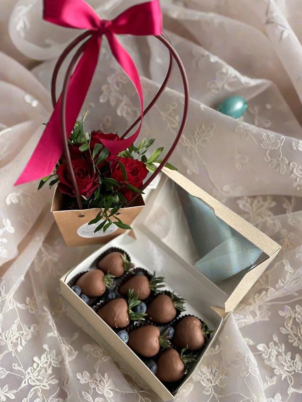 Композиция "Шарм" от Sweet Berry" набор из клубники в шоколаде и красные розы