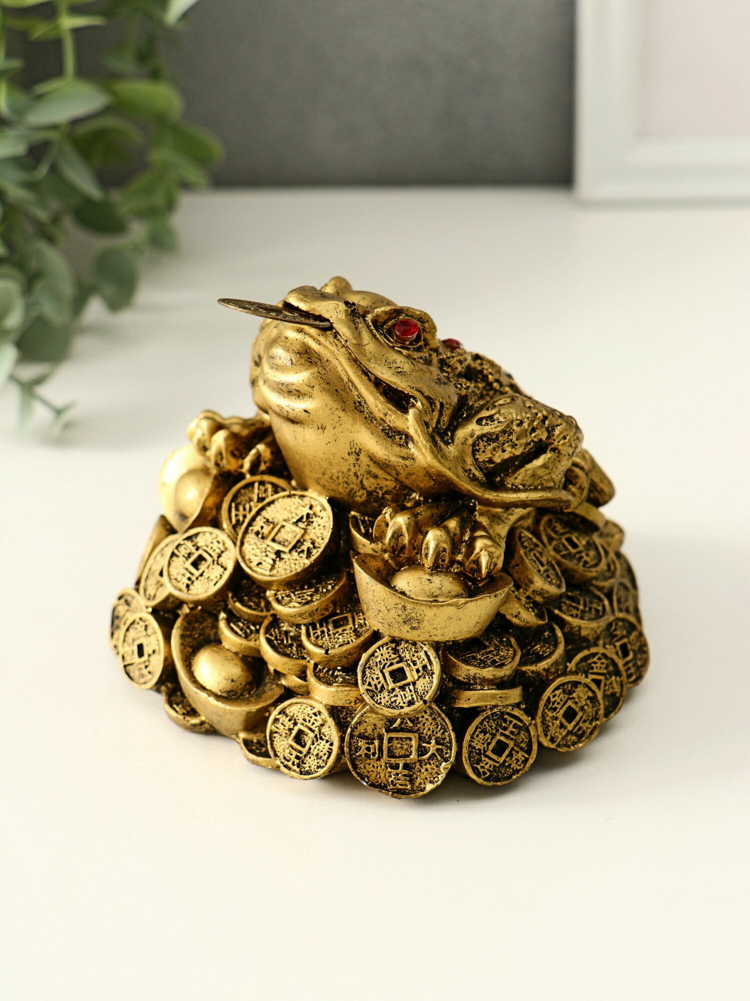 Нэцкэ фигурка "Денежная жаба на горке китайских монет", полистоун, под бронзу, 10x11.5x12.5 см