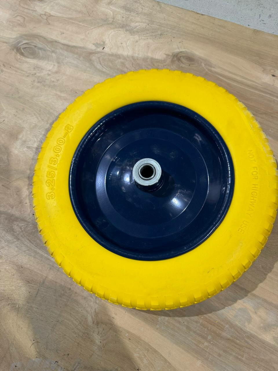Колесо для тачки садовой строительной PU1301, 13*3,25-8 16/90мм диск сварной синий, пу желтый, полиуретановое