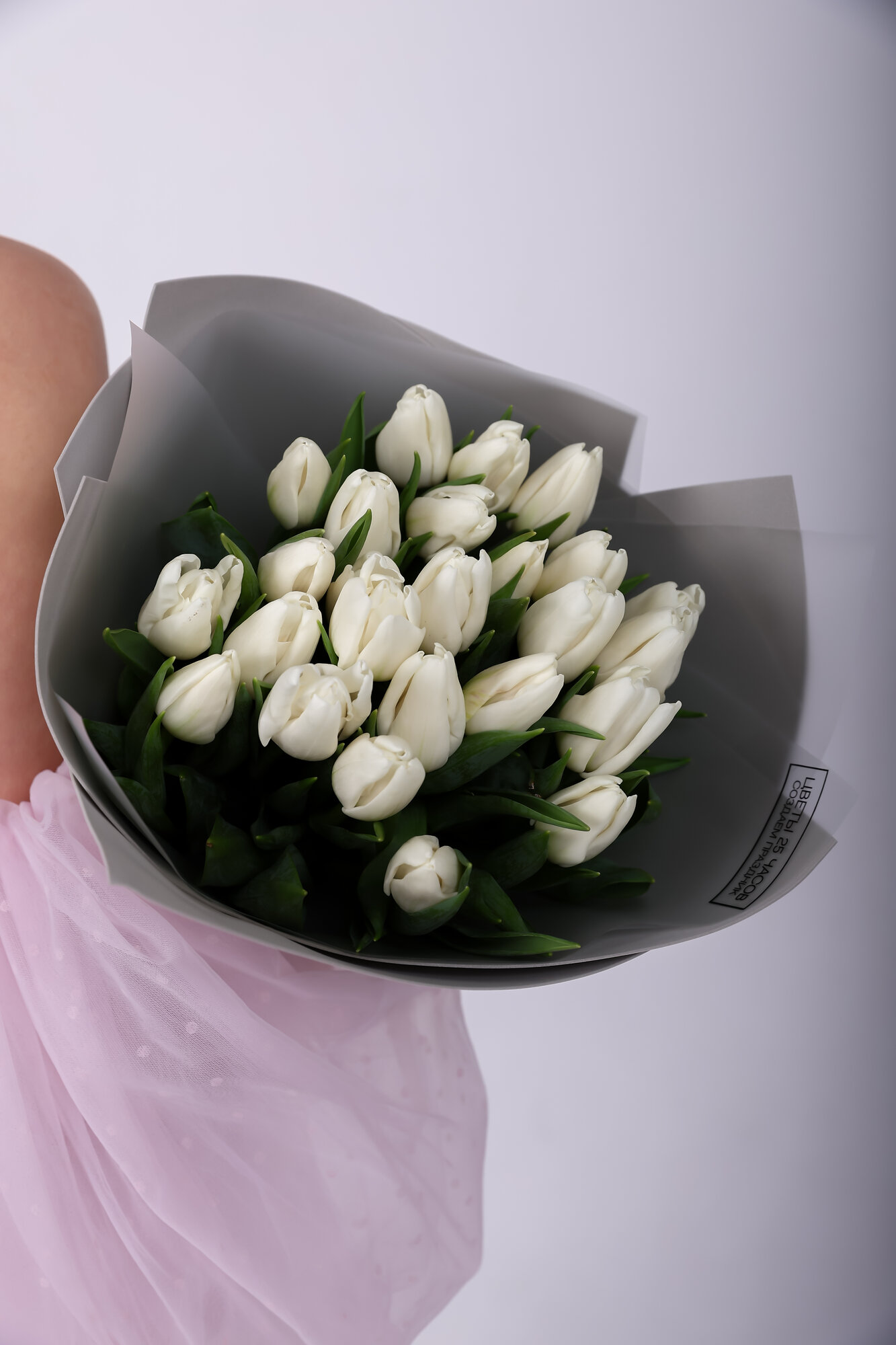 Монобукет, 25 тюльпанов в белом цвете, высота 40 см, "Цветы 25 часов"