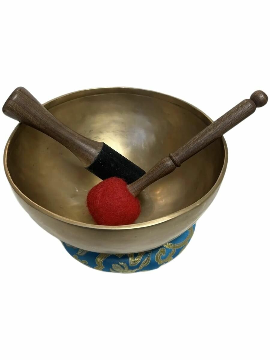 Тибетская поющая чаша (кованая): диаметр 24.4 см, ноты Ми , частота вибрации: 161 Гц, в комплекте со стиком и подушечкой