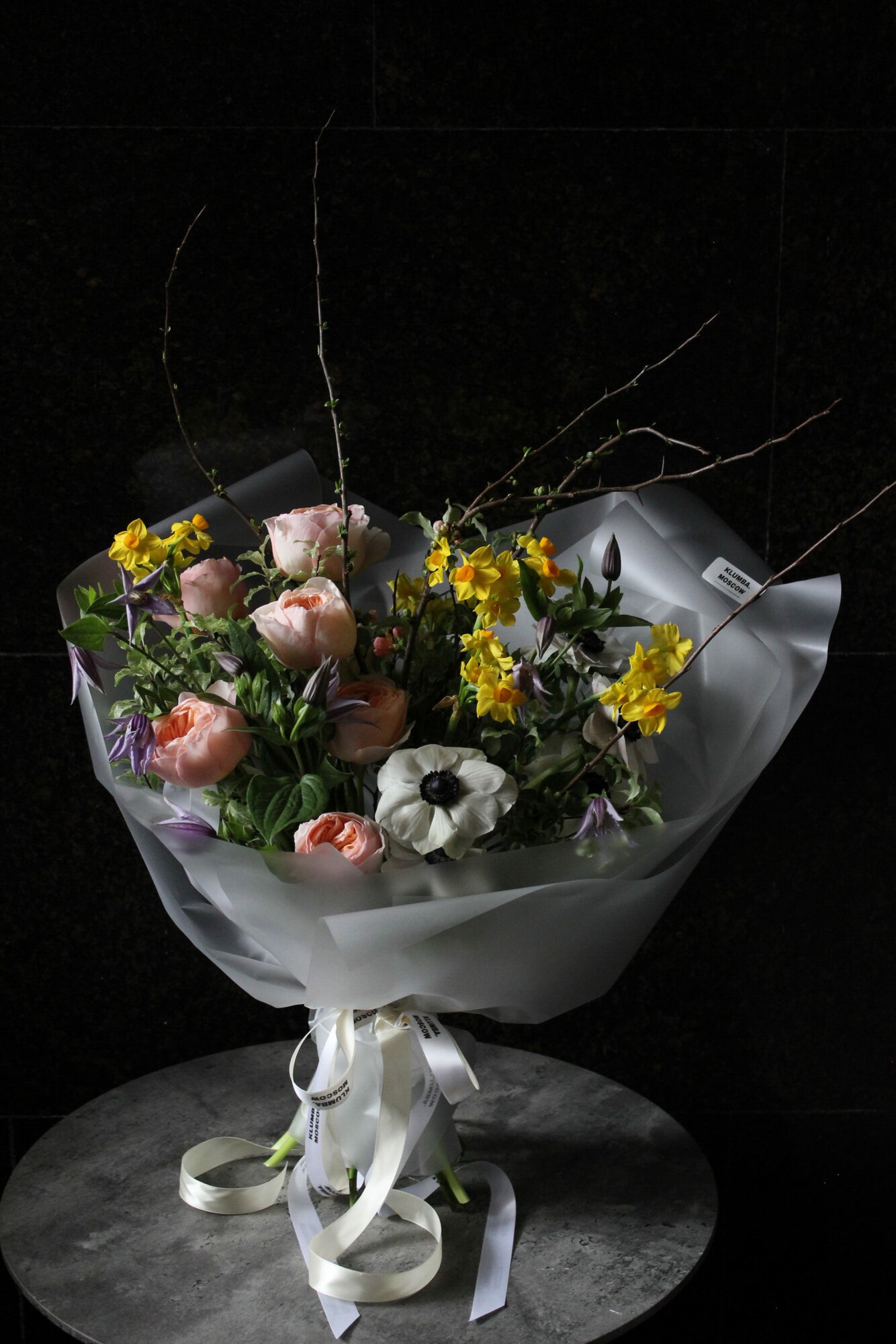 Букет с нарциссами и Джульеттой от студии цветов klumba.moscow