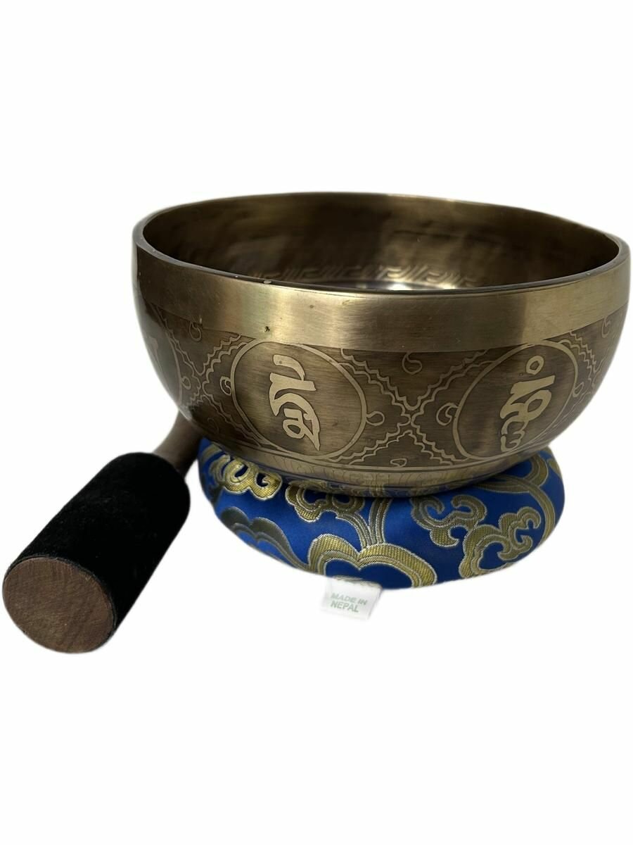 Тибетская поющая чаша тёмная с буддийскими символами (кованая): диаметр 19 см, нота Си, 250 Гц, частота вибрации: 309 Гц, в комплекте со стиком и подушечкой