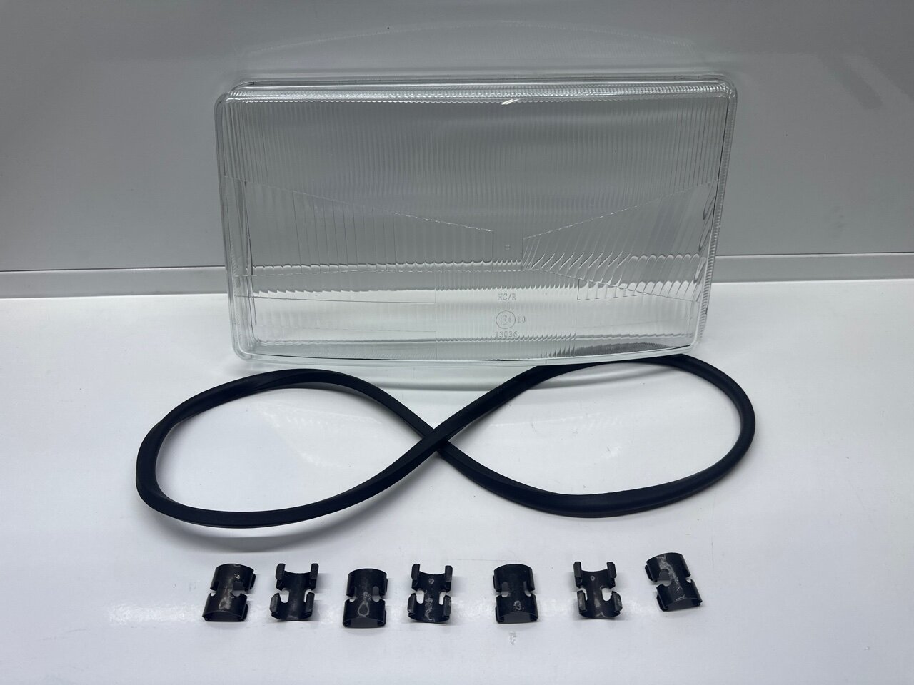 Стекло фары левое SCANIA P G R 4 И 5 серия (скания) головного света с установочным комплектом