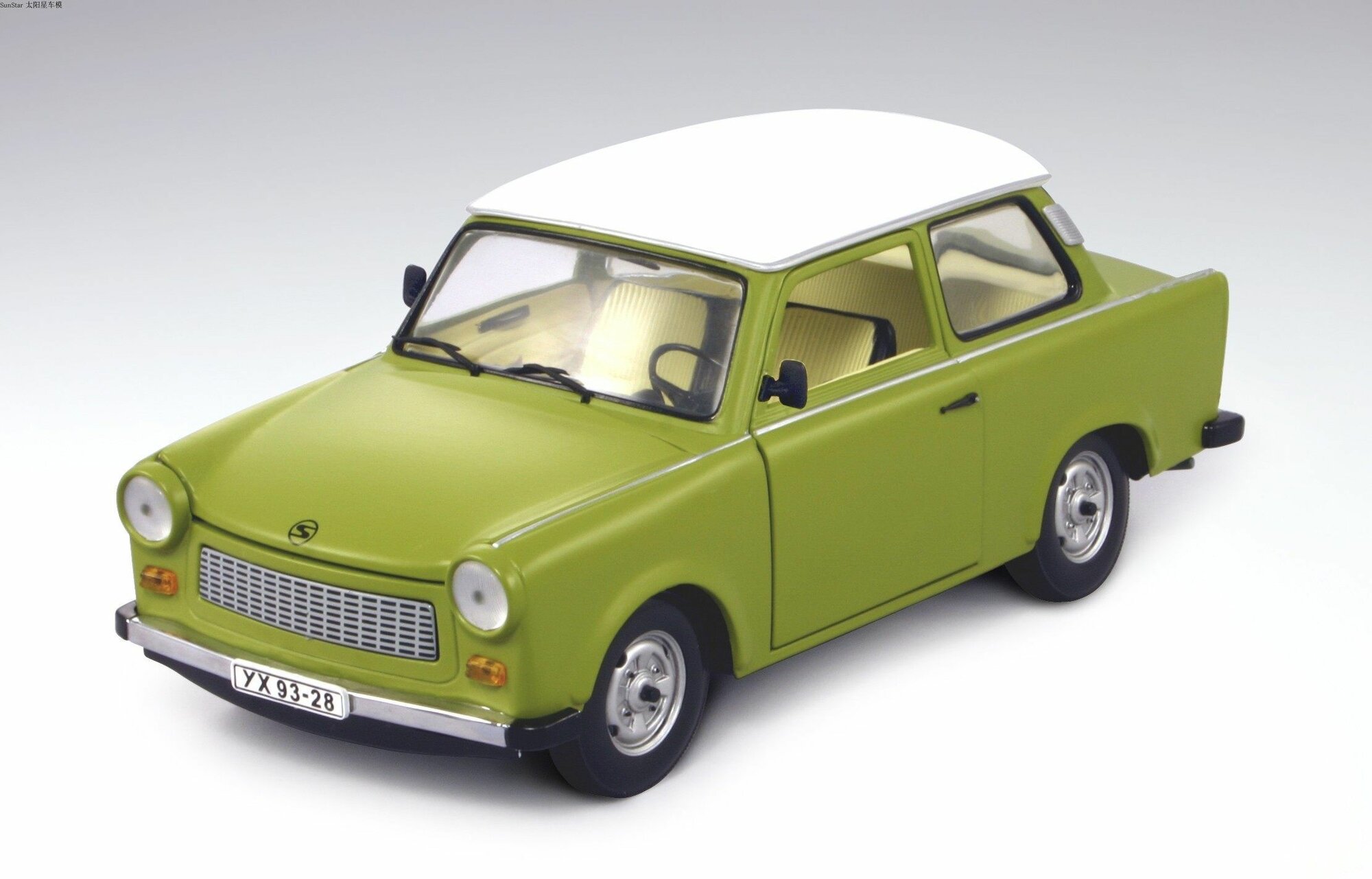 SunStar Alloy Модель автомобиля в масштабе 1:18 Kwon Bin Trabant 601 Sedan
