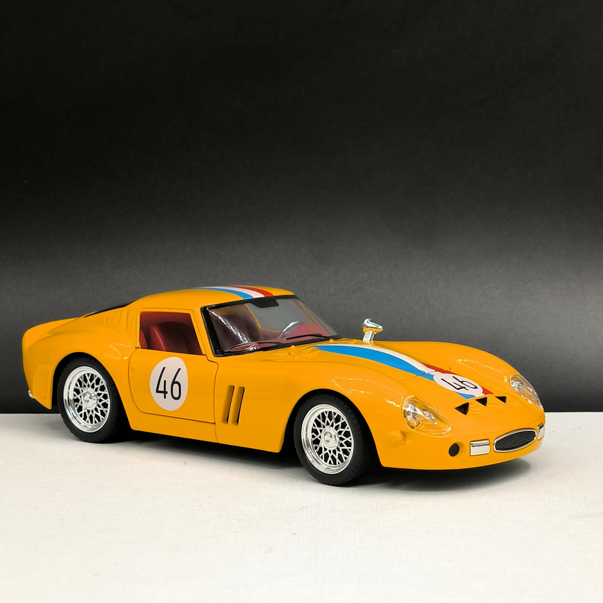 Машинка металлическая Ferrari 250 GTO, масштаб 1:22, световое и звуковое сопровождение