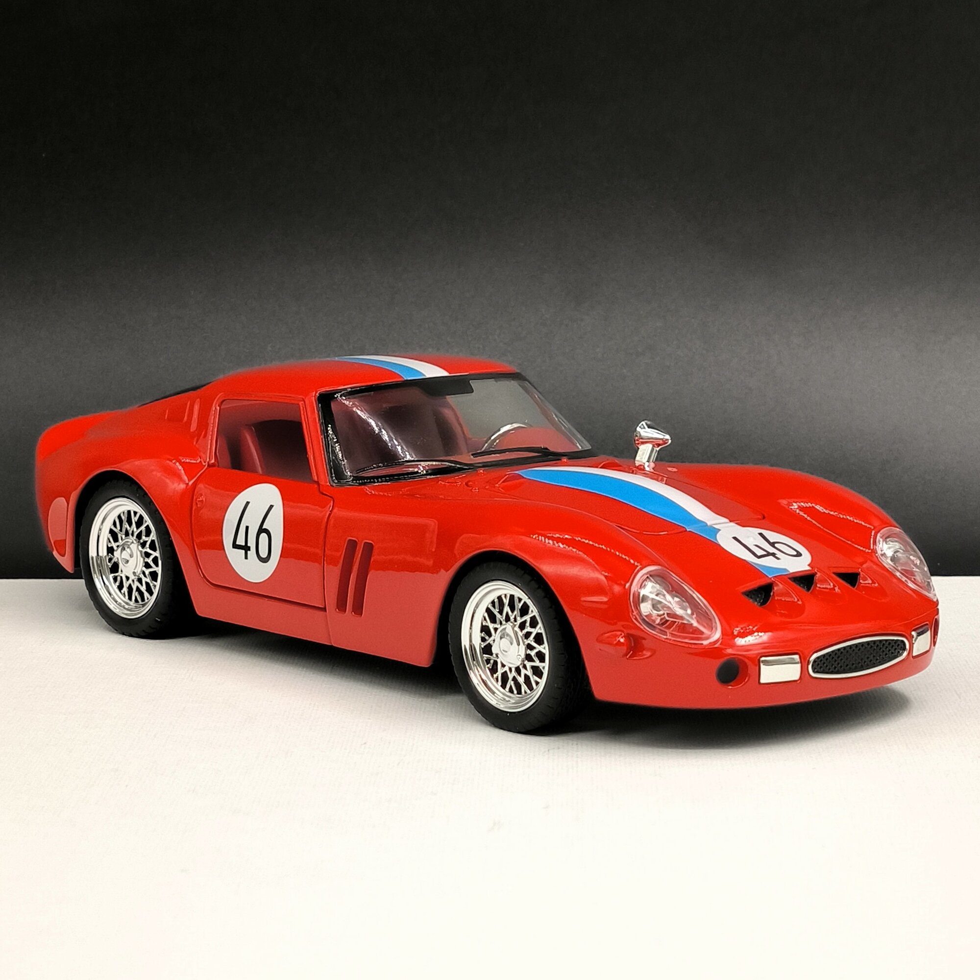 Металлическая машинка Ferrari 250 GTO, масштаб 1:22, световое и звуковое сопровождение