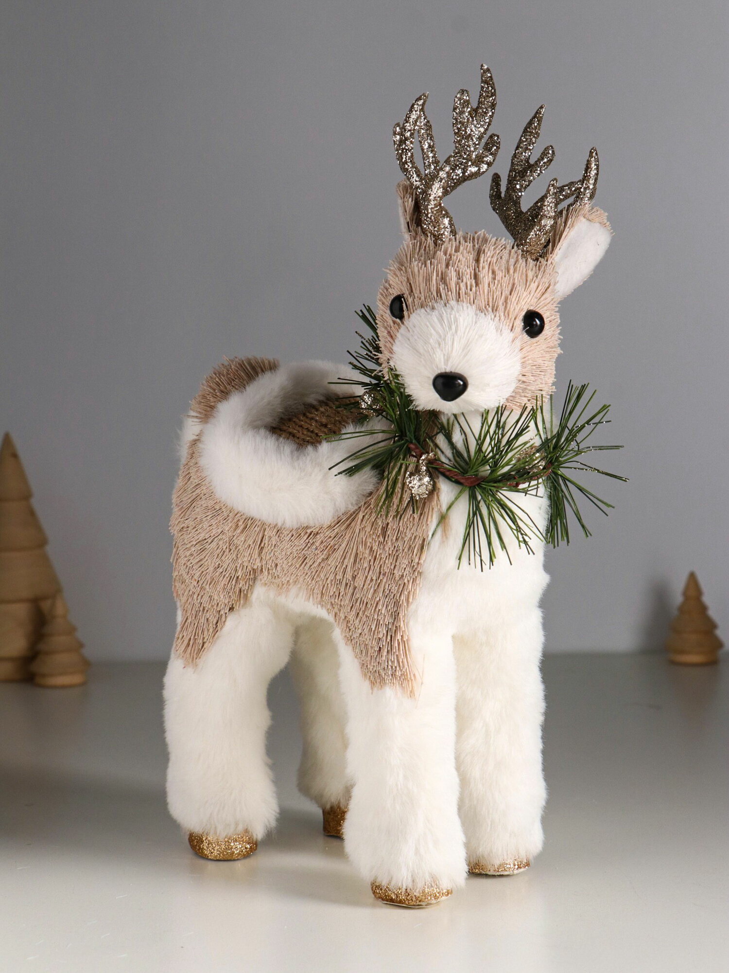 Фигурка "Оленёнок с золотистыми рожками, с еловым венком", 18x10x28 см