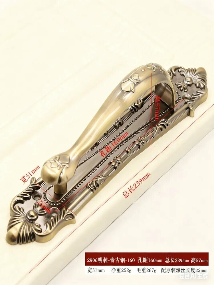 Старинная медная деревянная дверь без перфорации на поверхности с большой ручкой