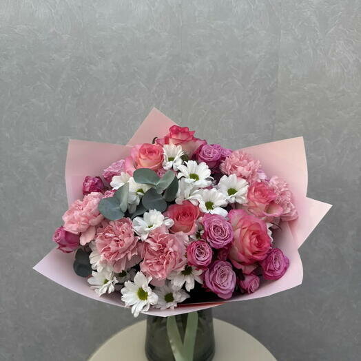 Букет из розы одноголовой и кустовой, диантуса, хризантемы с эвкалиптом