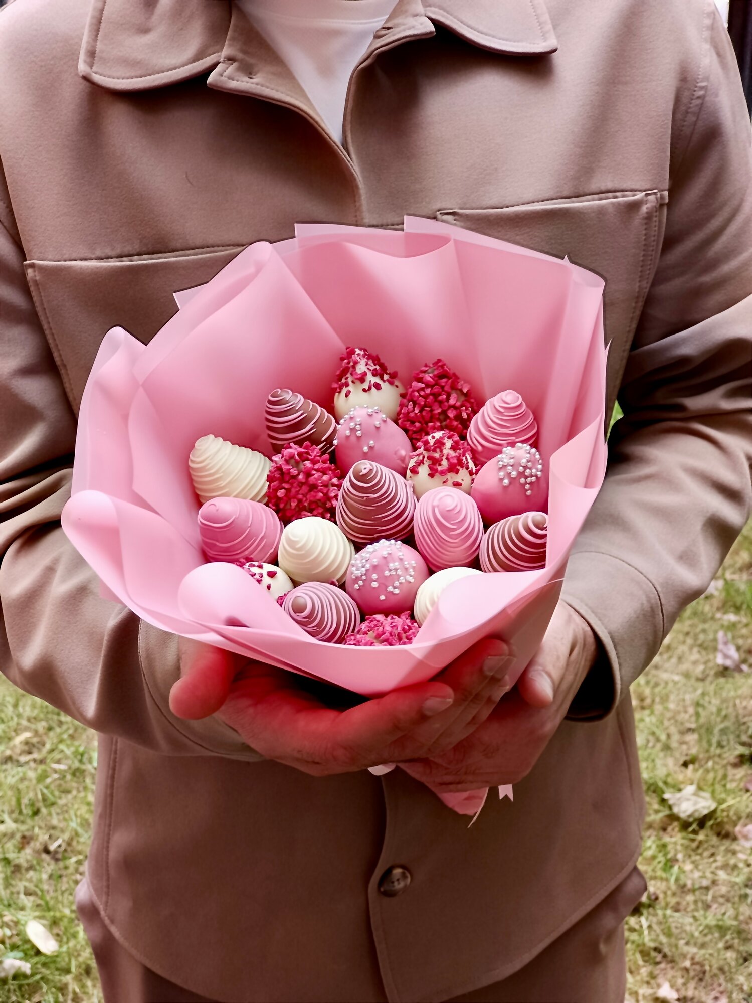 Букет из клубники в бельгийском шоколаде «Розовое сердце» (19 ягод)
