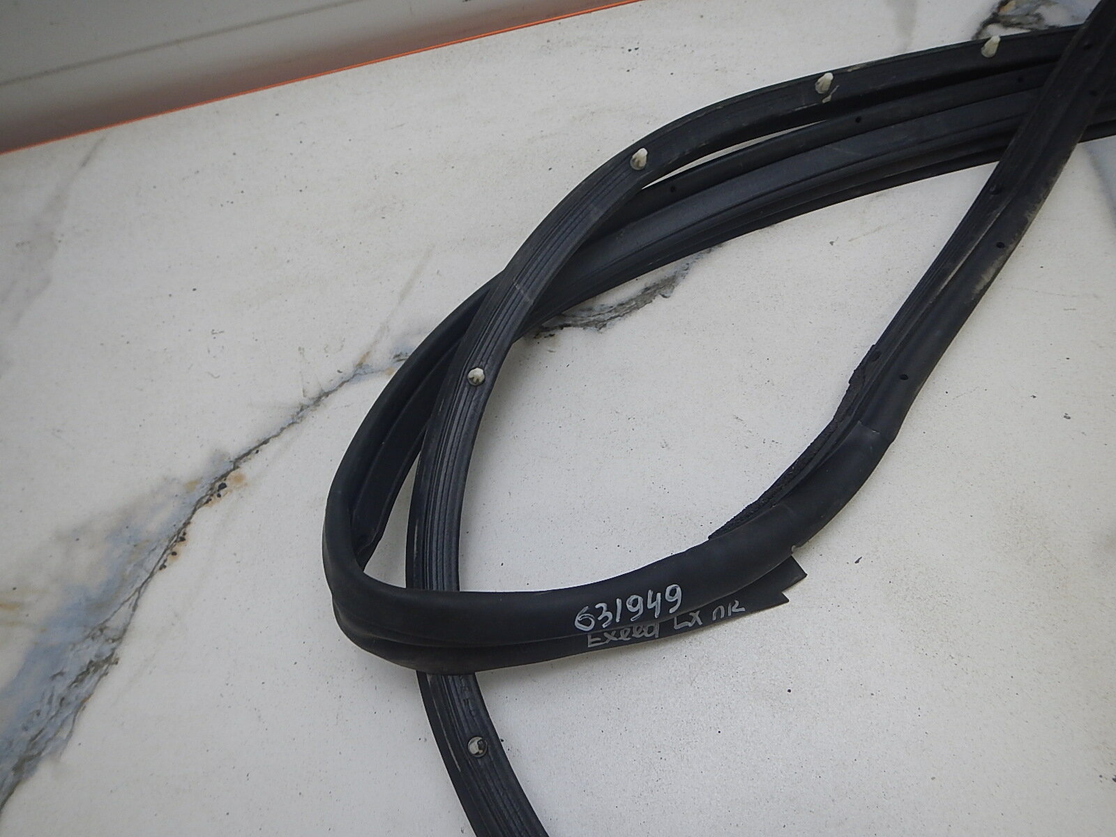 Б/У Уплотнитель двери передней правой, EXEED (Эксид)-LX (19-) EXEED LX (19-) Потертости. 631949 EXEED арт. 509000277AA