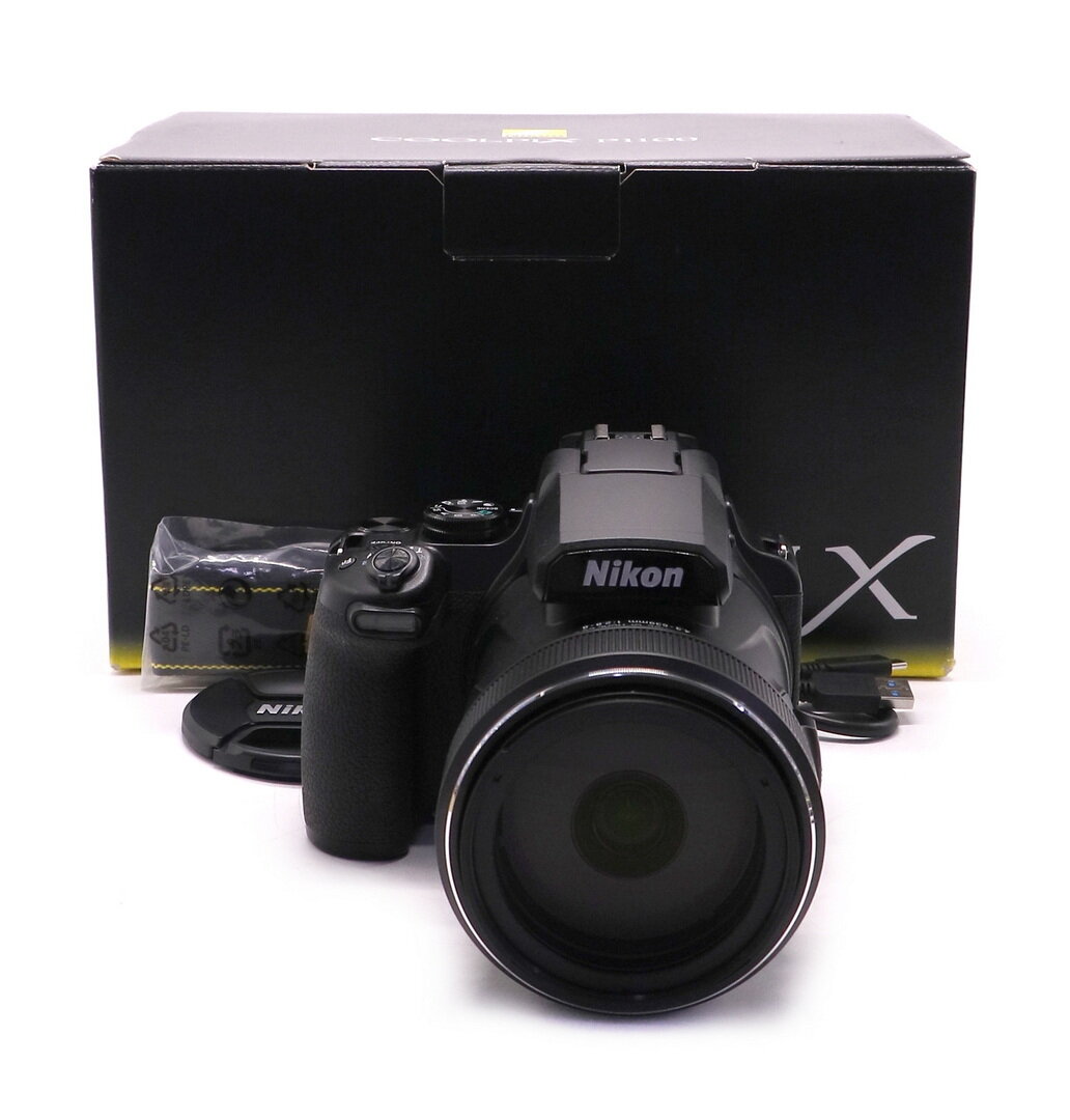 Суперзум-камера Nikon Coolpix P1100 в упаковке