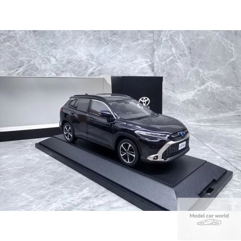 Японская версия 1/30 Toyota Corolla Cross Модель автомобиля из литого металла Двери и окна не открываются; не двигается.