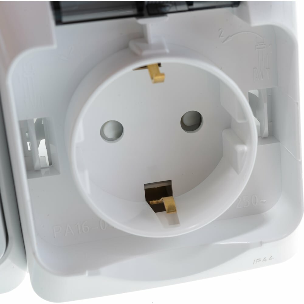 Блок Systeme Electric ОП Этюд IP44 белый, 1-клавишный выключатель+евророзетка з/ш SchE BPA16-241B — фото 1