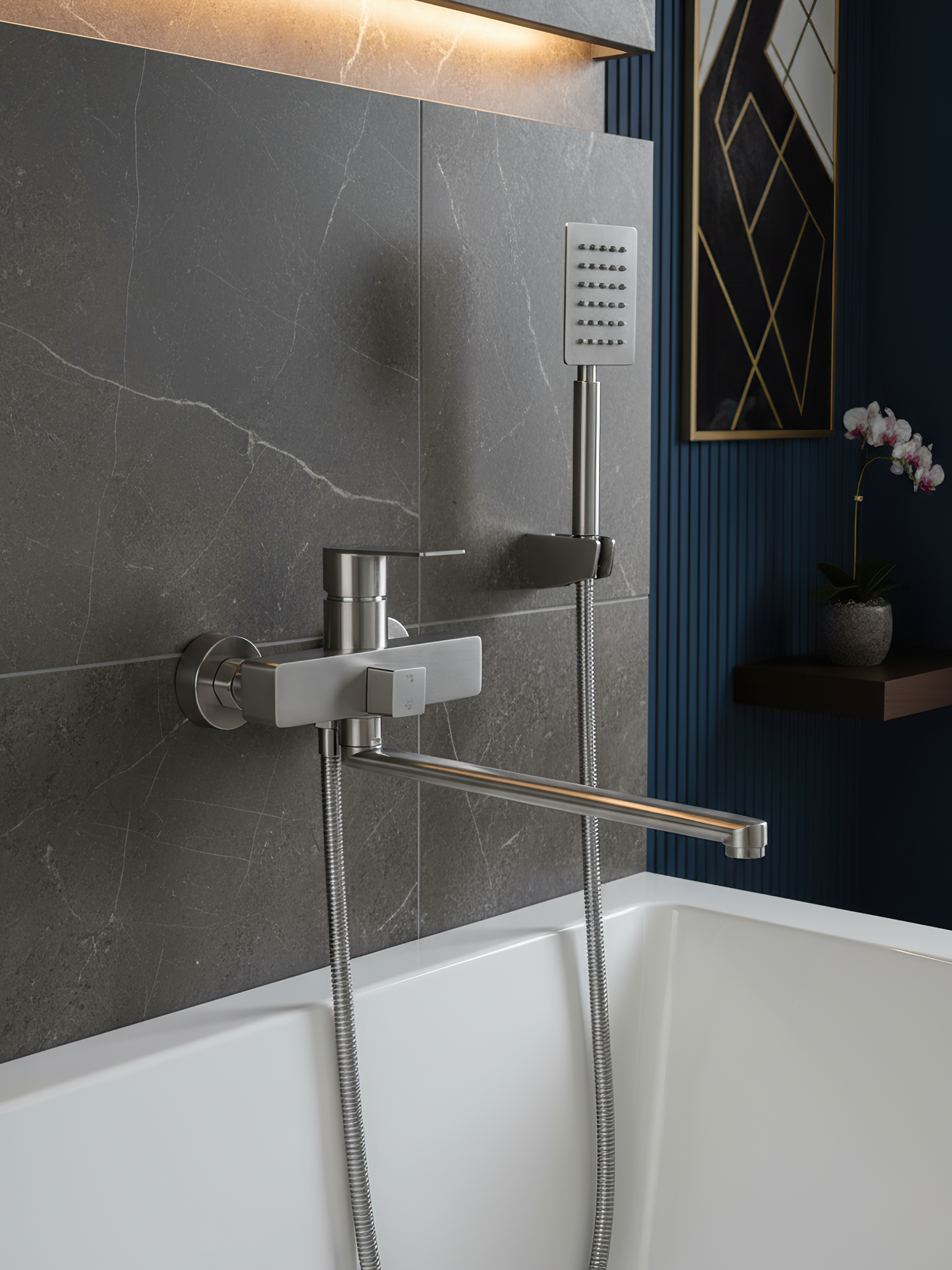 ESKO. Смеситель для ванны и душа с длинным изливом EK31 с металлической лейкой и шлангом в комплекте