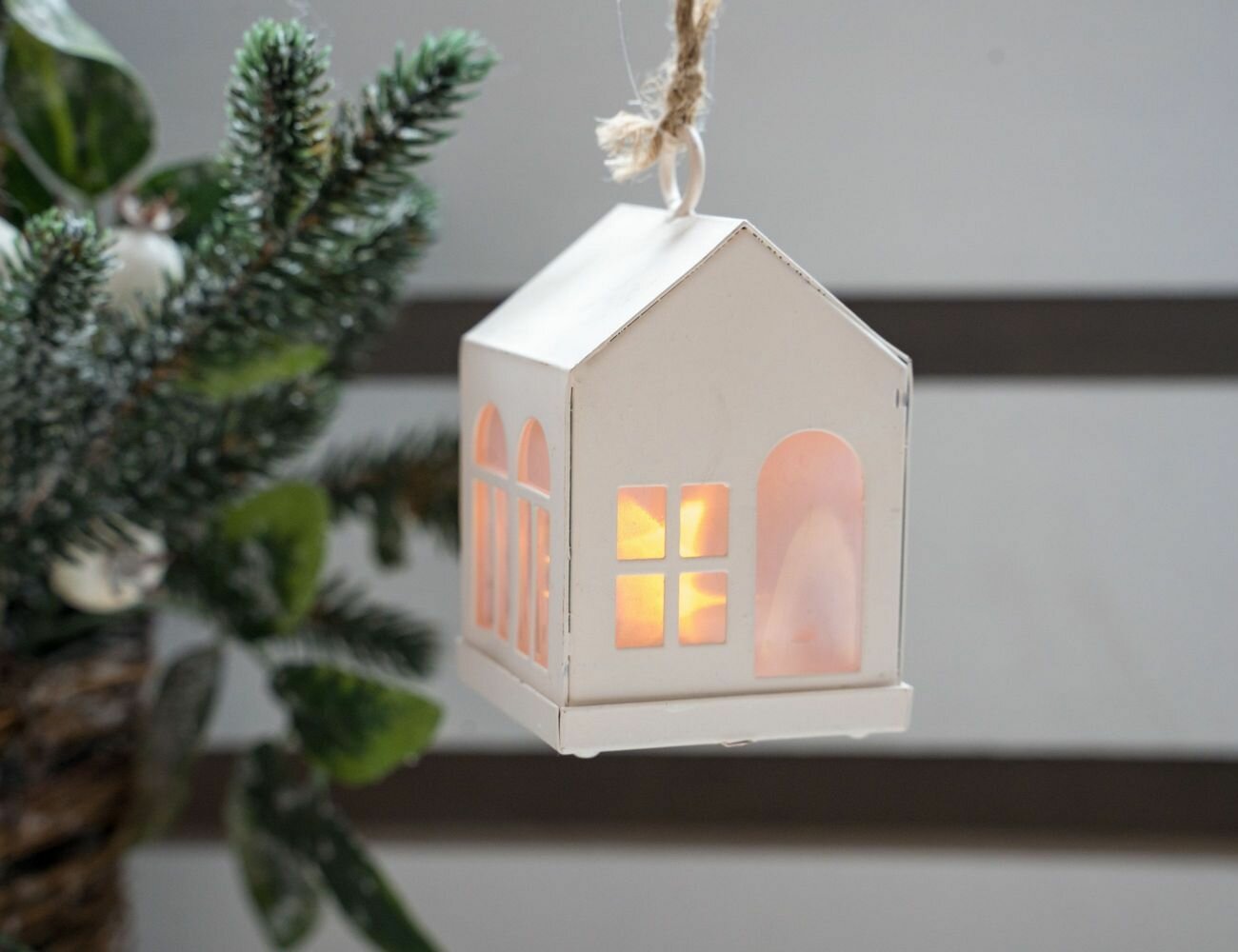 Светящееся украшение домик для огонька белый, 1 тёплый белый LED-огонь, 6х8 см, батарейки, разные модели, Koopman International XX8310520