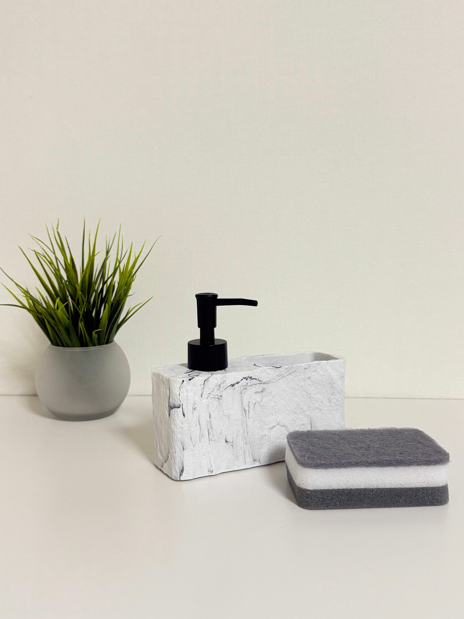 Кухонный диспенсер , дозатор для мыла с губкой, "Камень" белый мрамор с черным дозатором