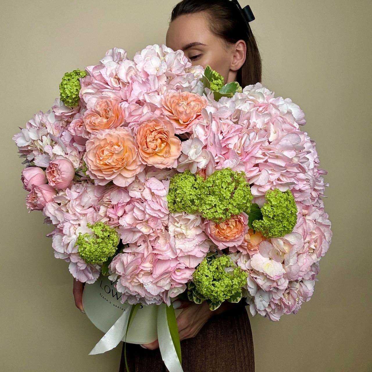 Композиция из кустовой розы Джульетта, гортензии и вибурнума Ver Flowers