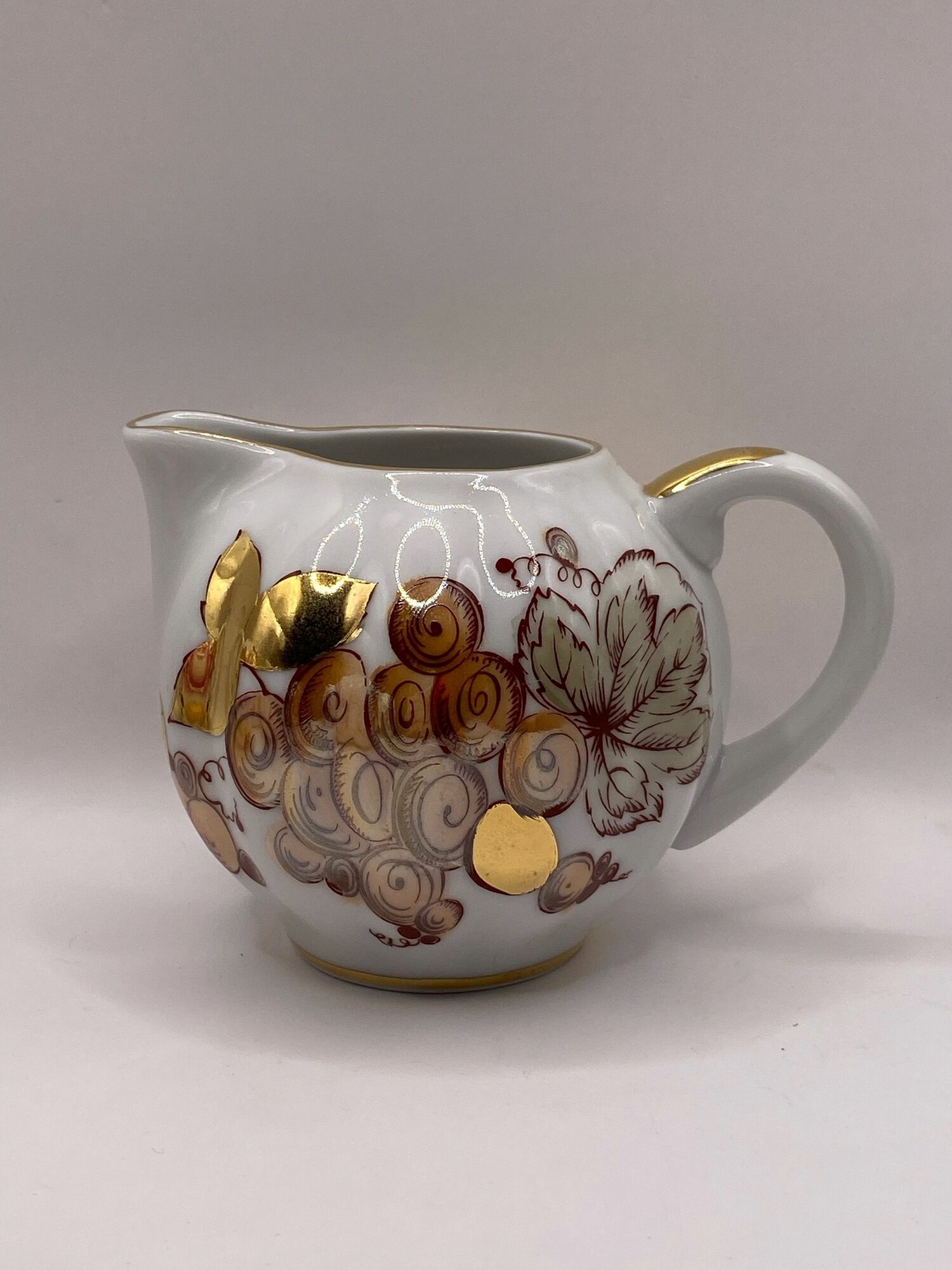 Сливочник "Золотой виноград". Форма: тюльпан. ЛФЗ. СССР. Фарфор. Позолота. Объём: 350 мл.