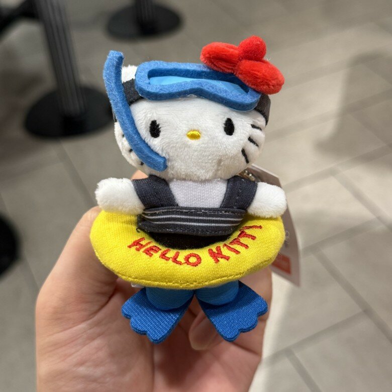 2026 Новейшая коллаборация Четвертое издание KT Клубника Сакура Черный кожаный плавательный круг Подвеска для альпинизма Плюшевая кукла Украшение для рюкзака