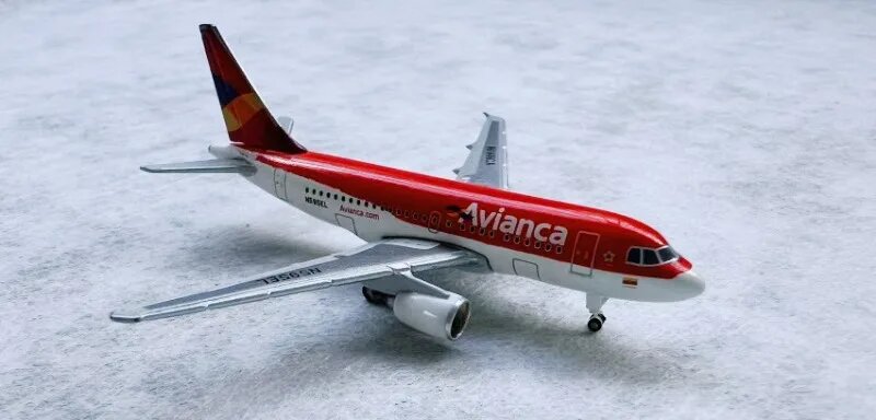 Модель самолета Avianca Airbus A318, красный, 1:500