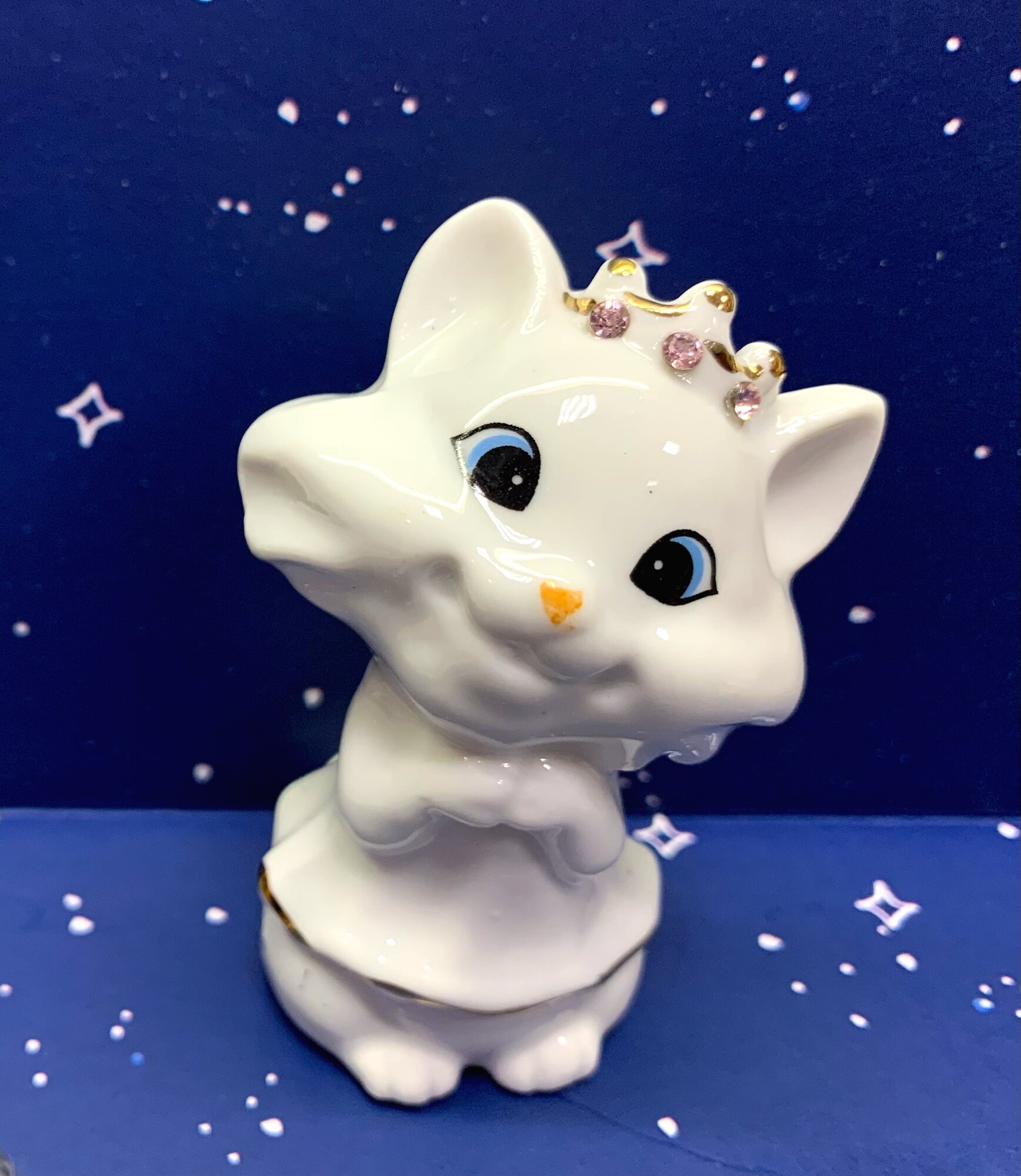 Статуэтка из фарфора Кошка Принцесса белая с золотом и стразами