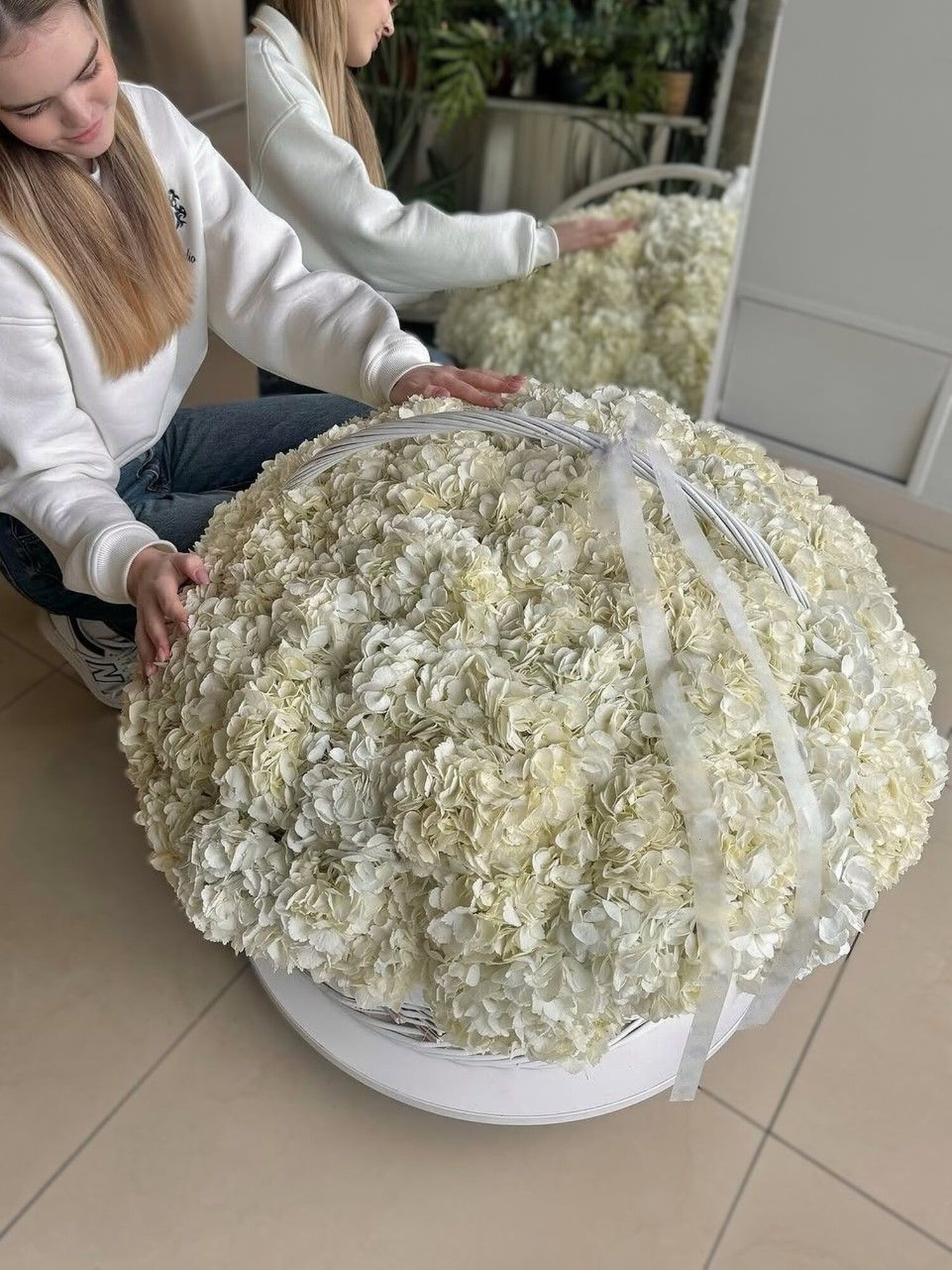 Корзина из белых гортензий, 71 шт, 45 см х 80 см, плетеная корзина