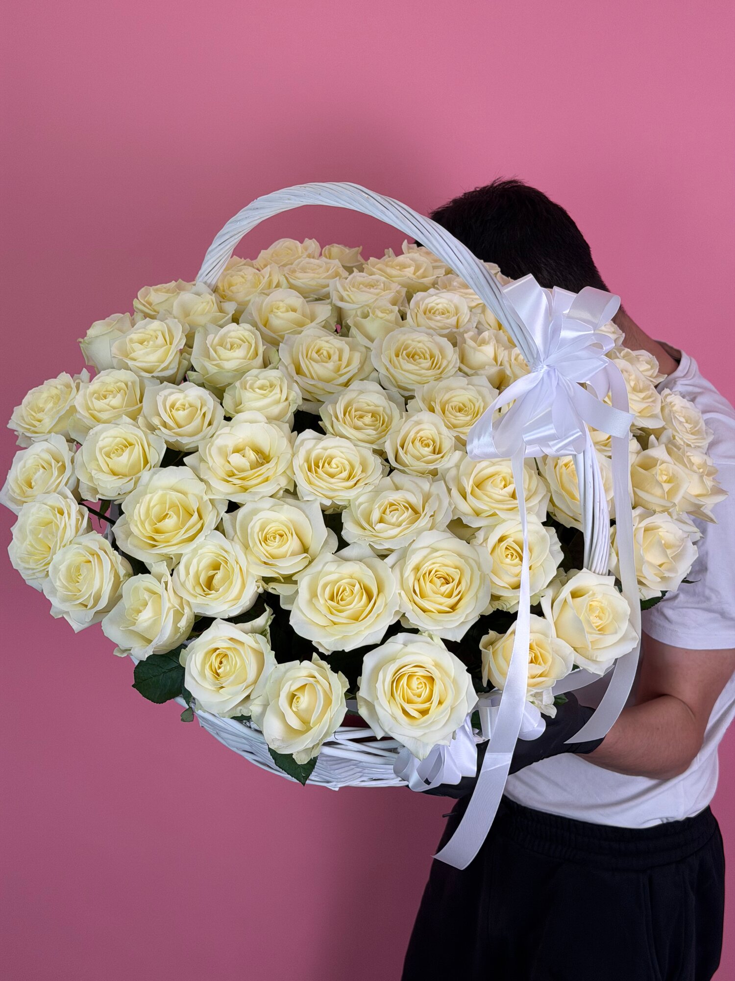 Большая композиция из белых роз Аваланш в корзине с доставкой