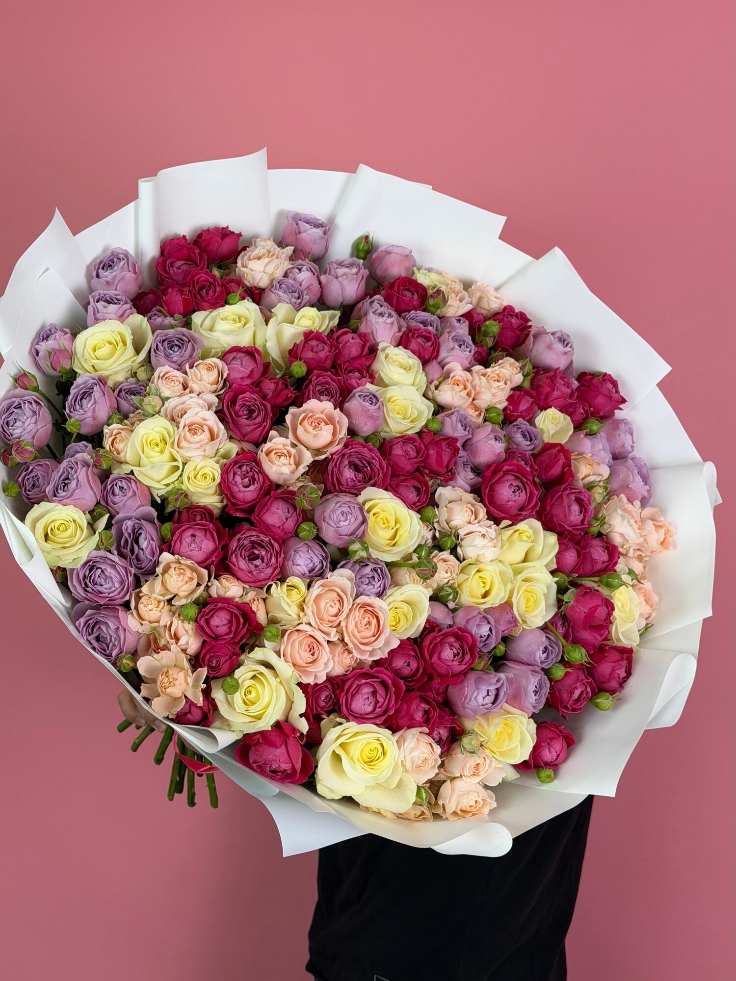 Дофаминовый букет Big Size из пионовидных кустовых и одноголовых роз с доставкой