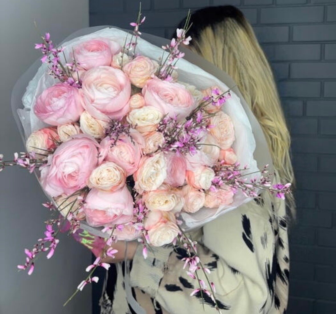 Букет (ранункулюсы, пионовидные розы Бомбастик, гениста, размер L)