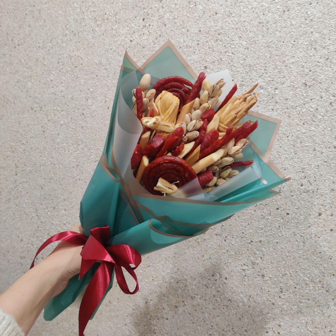 Съедобный мужской букет на 23 февраля «Мужская классика» — оригинальный подарок для ценителей вкуса!