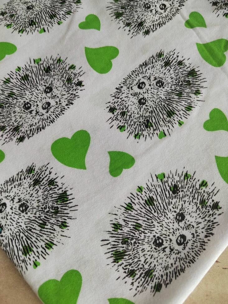 2м. Хлопковая Кулирка ткань для шитья. Детская. Ежики салатовый. Рукав ширина 200 см. плотность 140 г/кв. м.